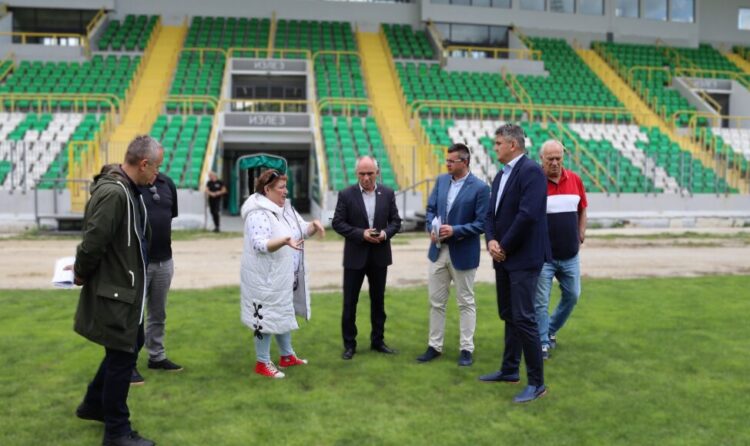 Првиот човек на ФФМ провери како тече работата на стадионот во Битола ...